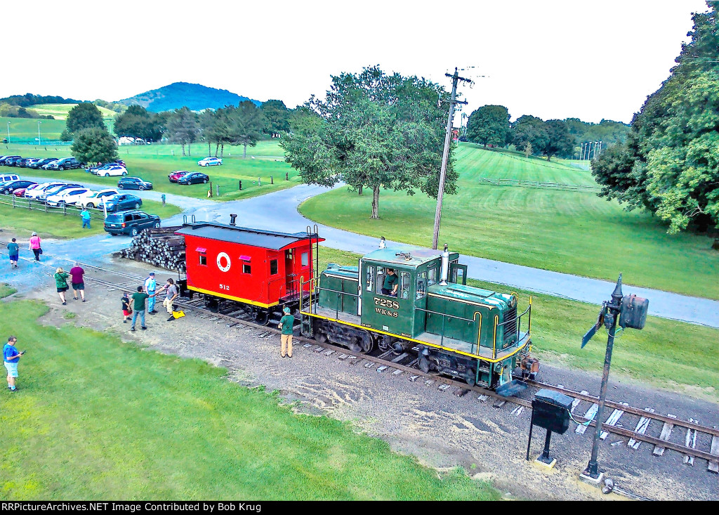 4-wheel bobber type caboose LNE 512 between hops / camera drone shot